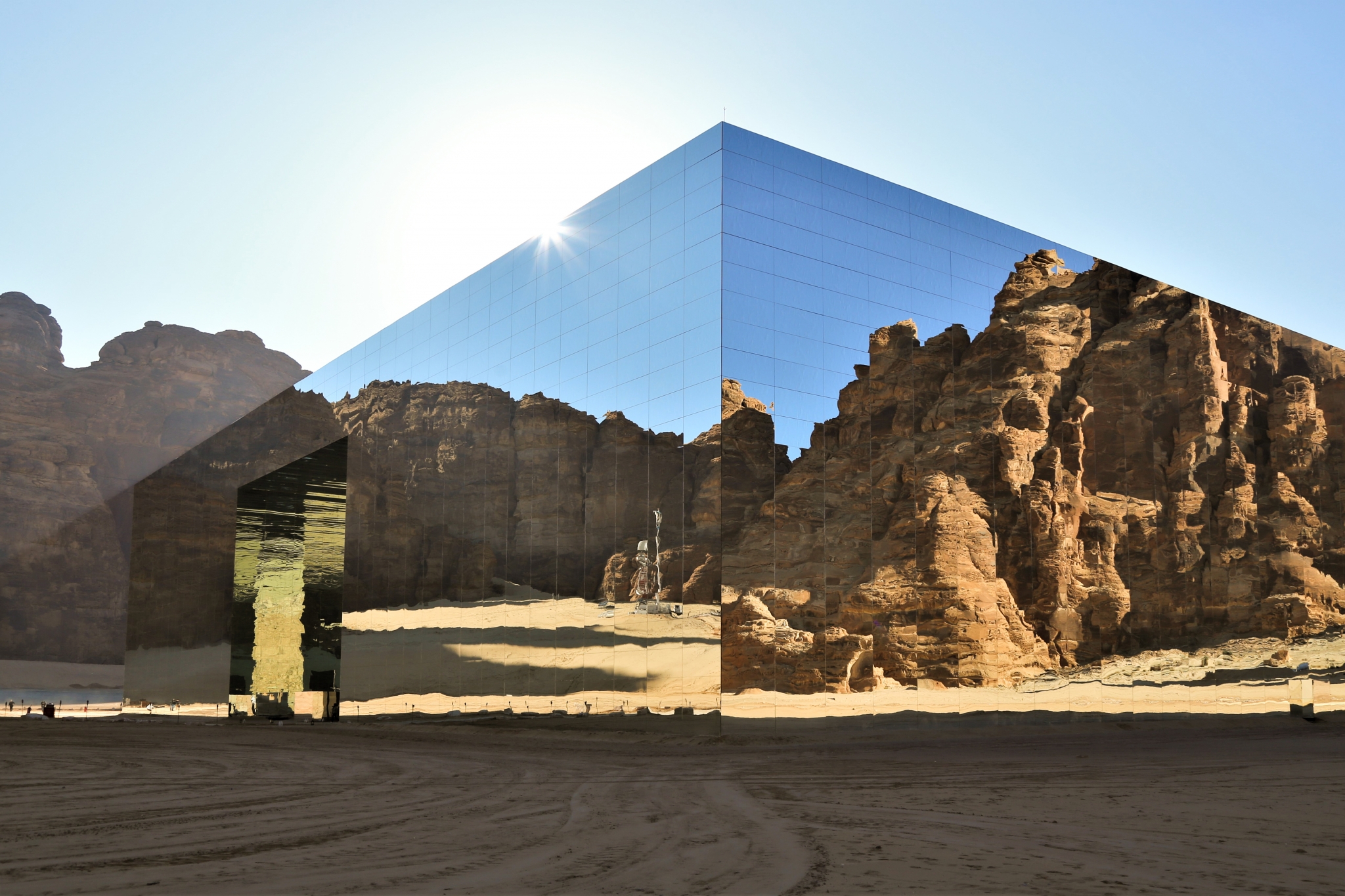 Guinness World Records - Completely mirrored building in Saudi Arabian ...
